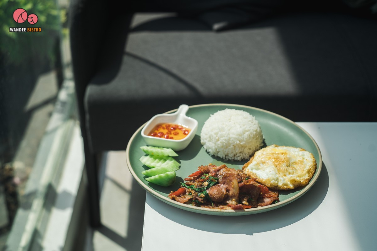 De mo Cafe คาเฟ่ทรงกล่องสีขาว ท่ามกลางสวนสไตล์ English