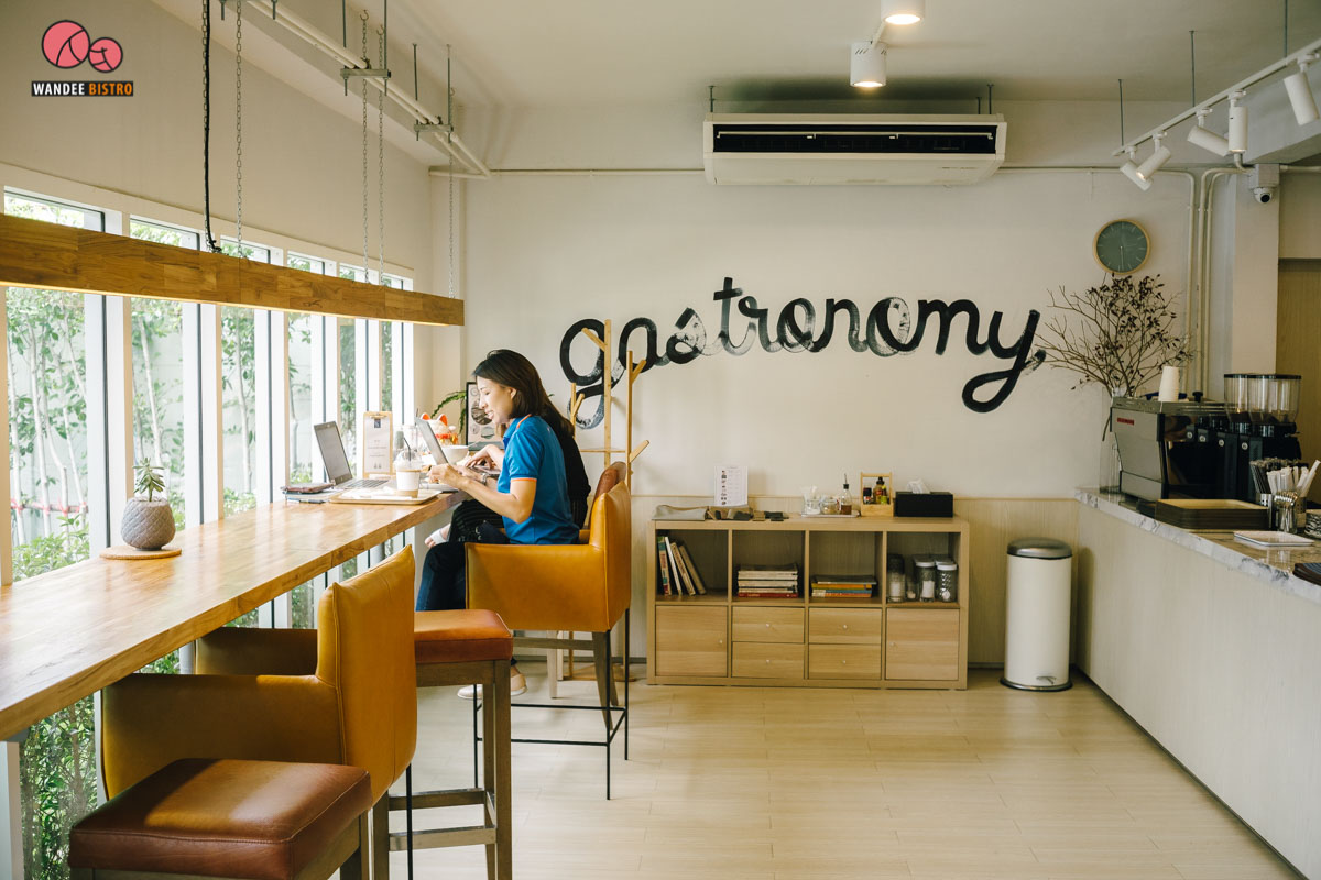 คาเฟ่ในบ้านสีขาวหลังใหญ่ โทนสีขาวสไตล์ Nordic
